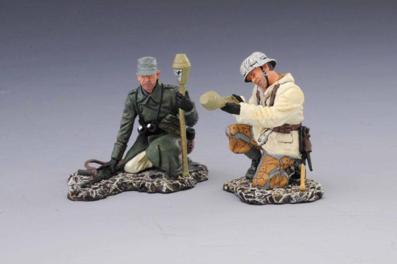 Dragon-Models.de | Late War Tank Hunters 2 SS Tank Hunters, one aiming ...